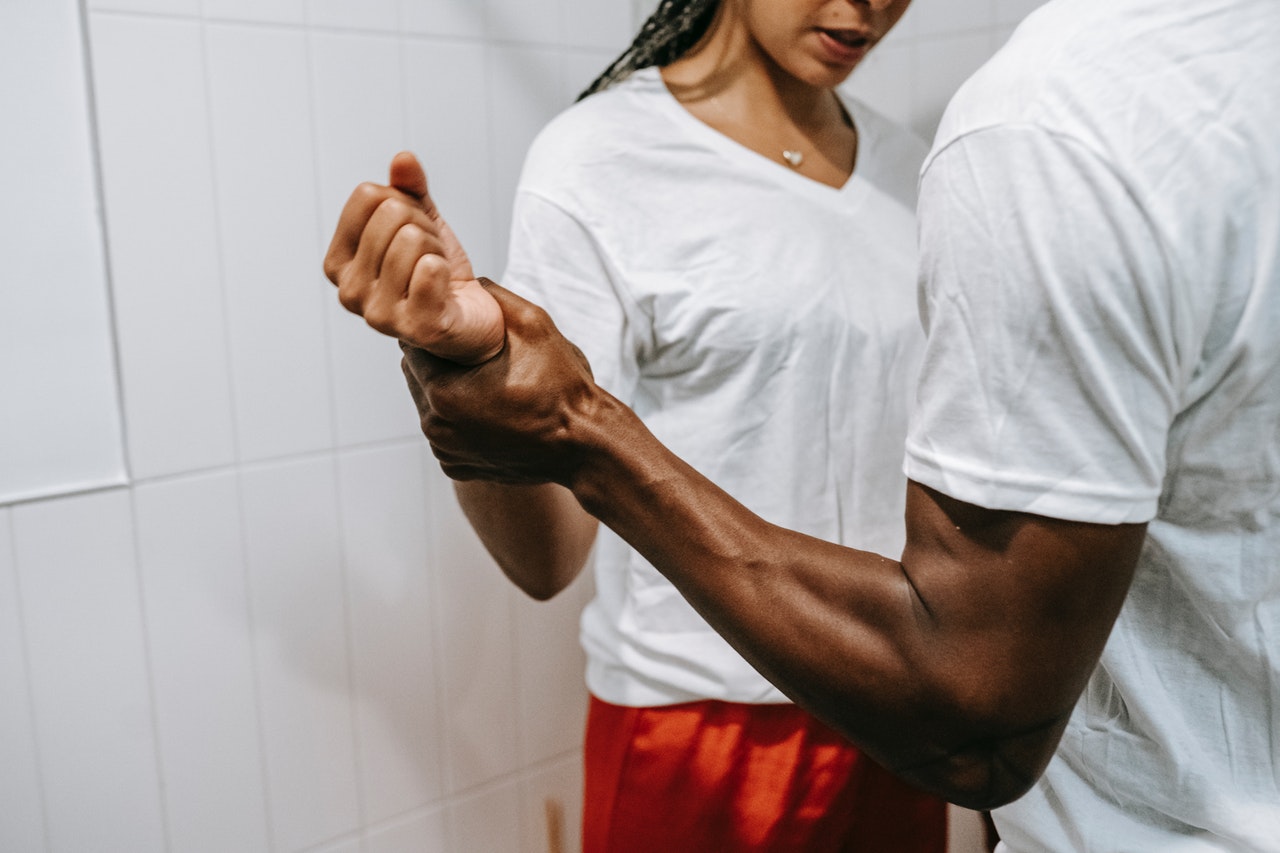 Signs Your Partner Has Wondering Eyes — Look Out! - Your Love Bumps